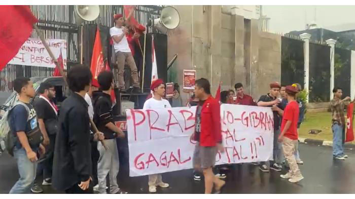 Demo Cipayung menggugat di DPR sempat memanas, bentangkan spanduk ...