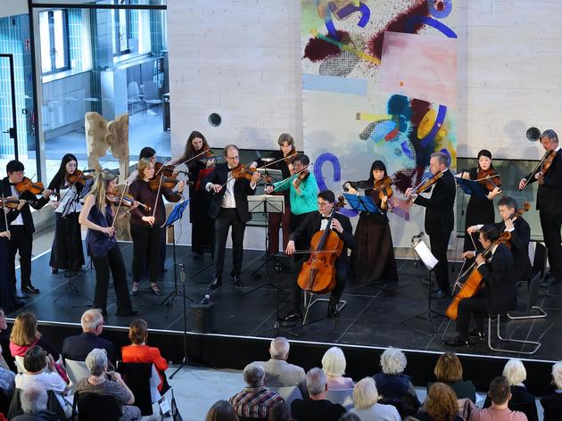 Kammerorchester Louis Spohr begeistert 150 Gäste im Hallenbad Ost