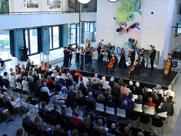 Kammerorchester Louis Spohr begeistert 150 Gäste im Hallenbad Ost