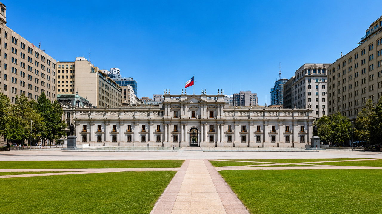 El Palacio Presidencial de Santiago se ve imponente desde esta vista