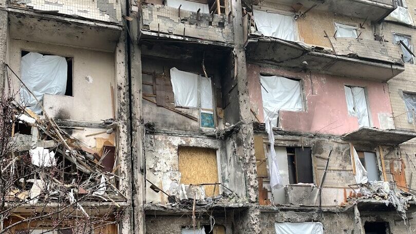 Kyjev pod masivní palbou: 27 raket za hodinu zažehlo požáry a odřízlo proud