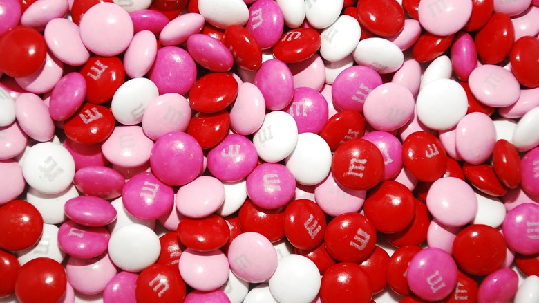 The reason pink and red candies are irresistible, according to science