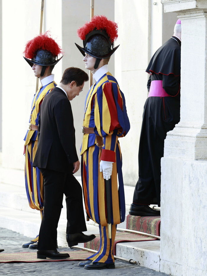 Lee meets Pope Leo XIV at Vatican