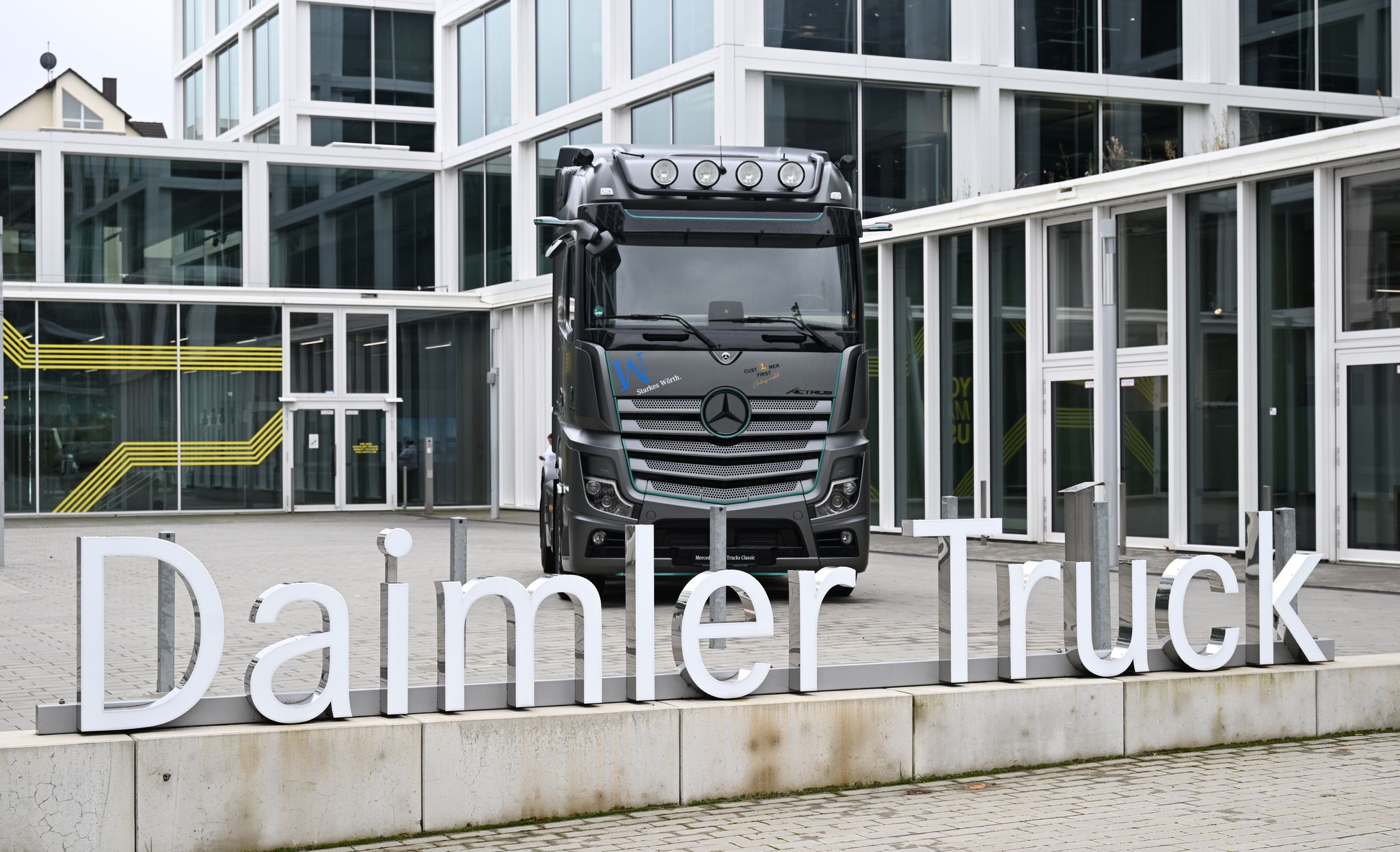 Daimler Truck defence unit targets €1bn in revenues by 2028