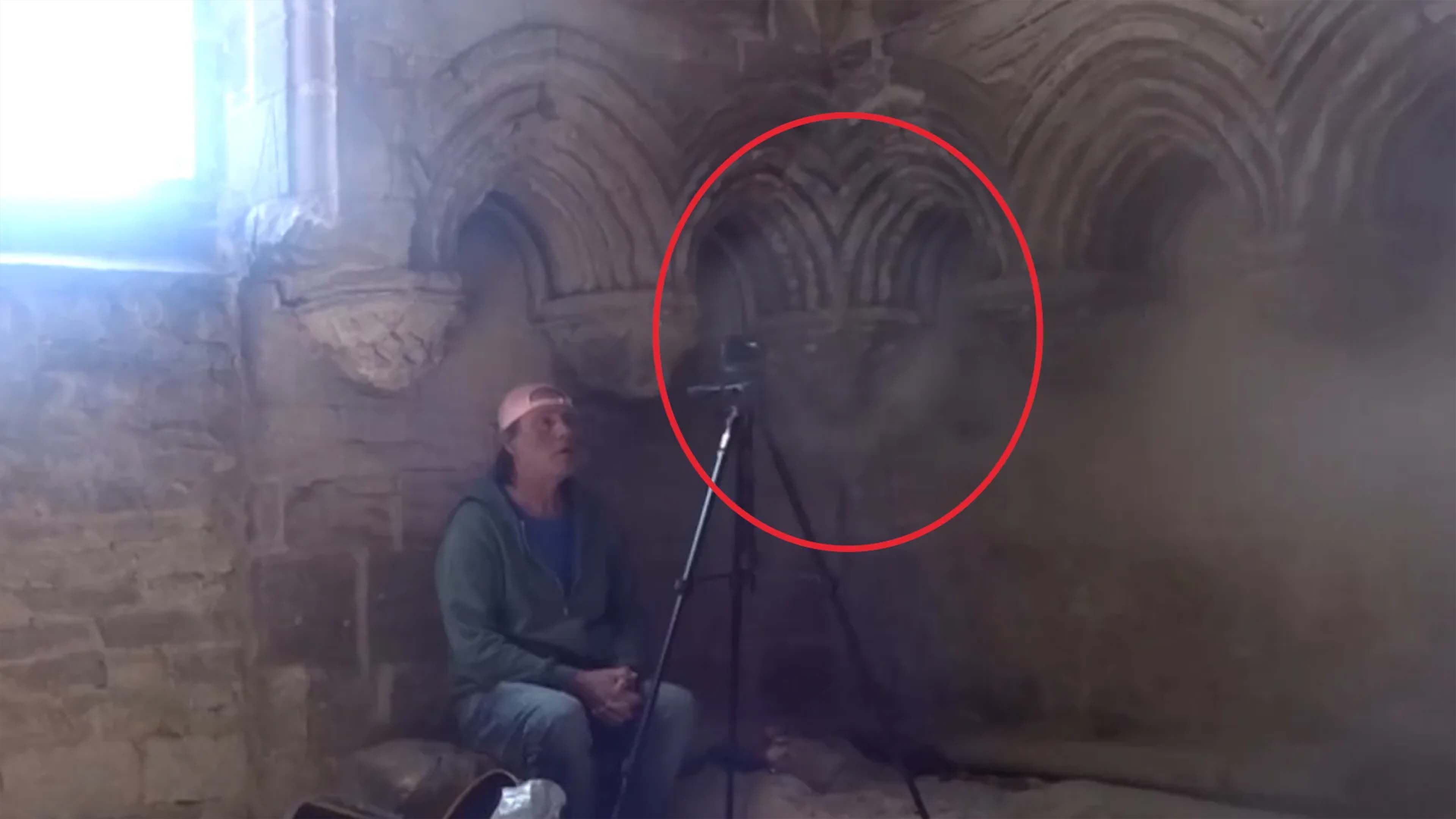 Paranormalforscher filmt angeblichen „Geist“ an Templerturm aus dem 13 ...