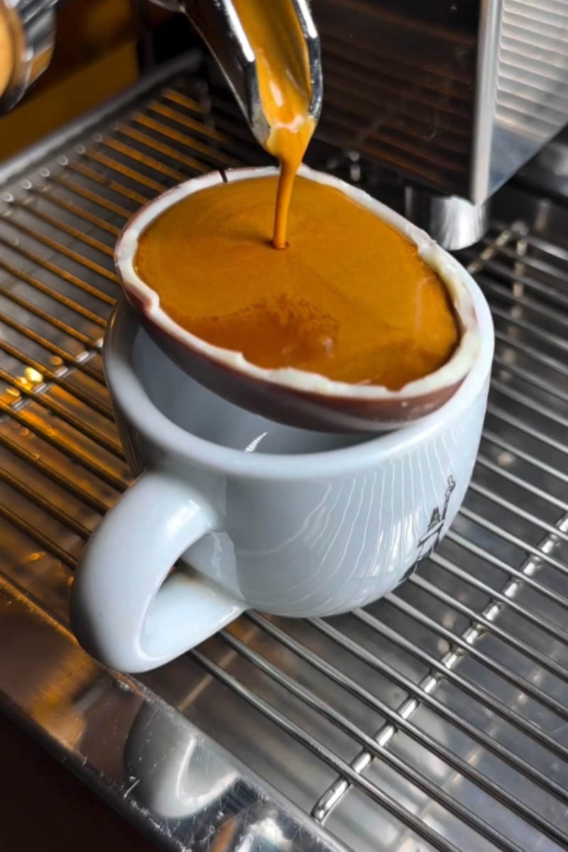Café expresso com borda de chocolate