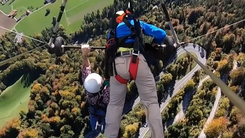 They forgot to strap him in - a first hang gliding trip started fine ...