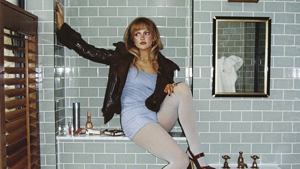 Singer-songwriter Eloise talks voice notes, vocal harmonies and ...