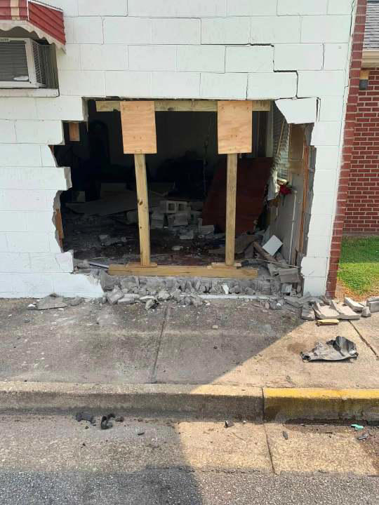 Vehicle crashes into Franklin building, investigation underway