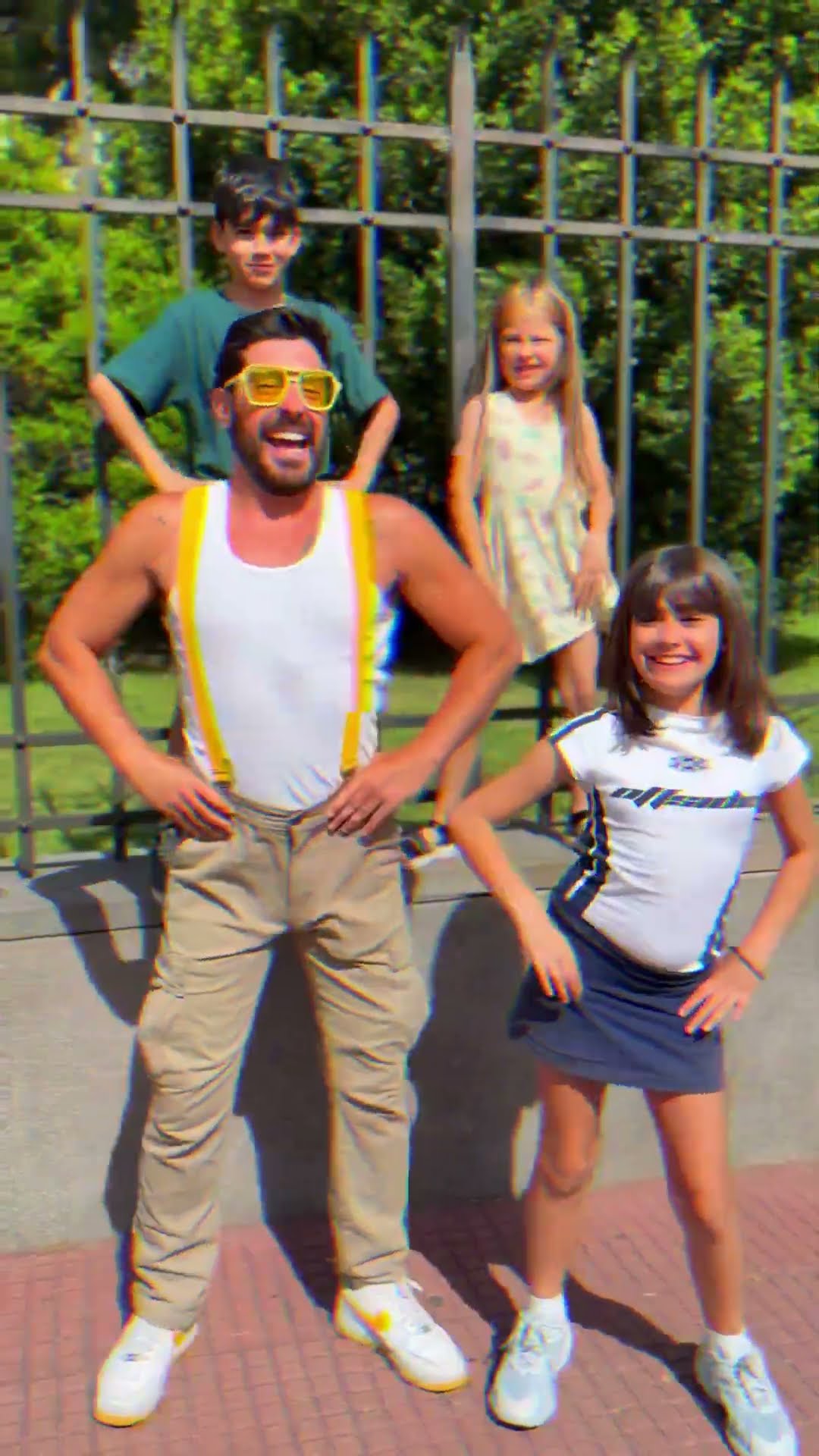 Espectáculo de baile al aire libre divertido con niños