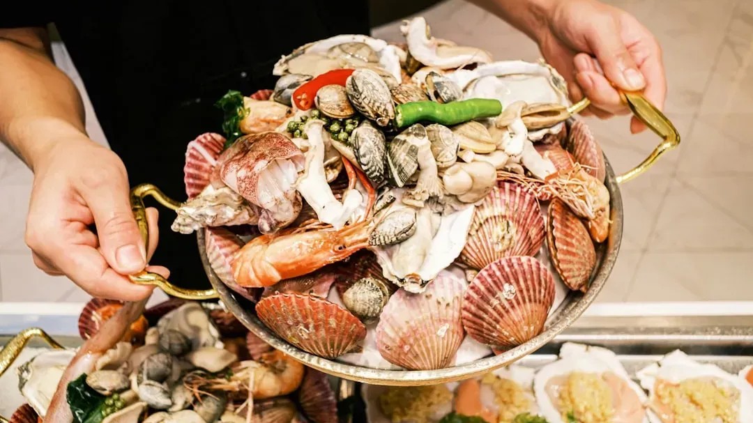 7 alarming red flags at a seafood restaurant that should scare you into ...
