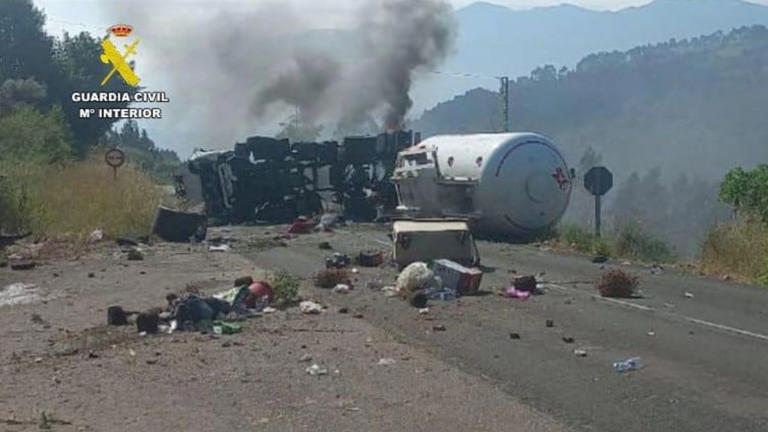 El vuelco de un camión cisterna de gas propano en la A-8 obliga a ...