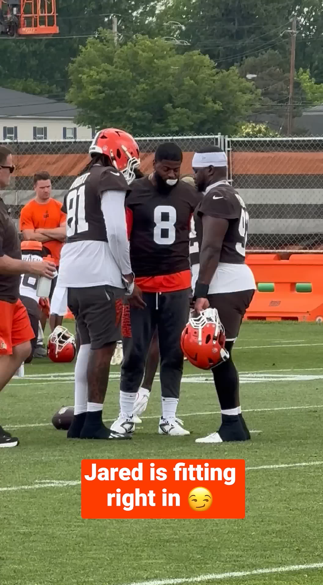 Jared Verse having fun with teammates at Browns practice
