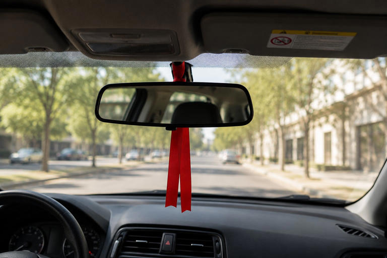 Colgar una tela roja en el interior de un auto: qué significa y para ...