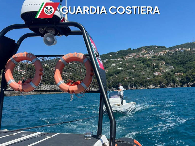 Gommone rischia l’affondamento: la Guardia costiera salva due persone