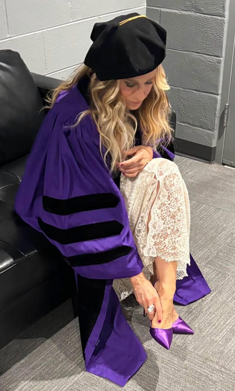 Sarah Jessica Parker se gradúa a los 61 con un romántico vestido y ...