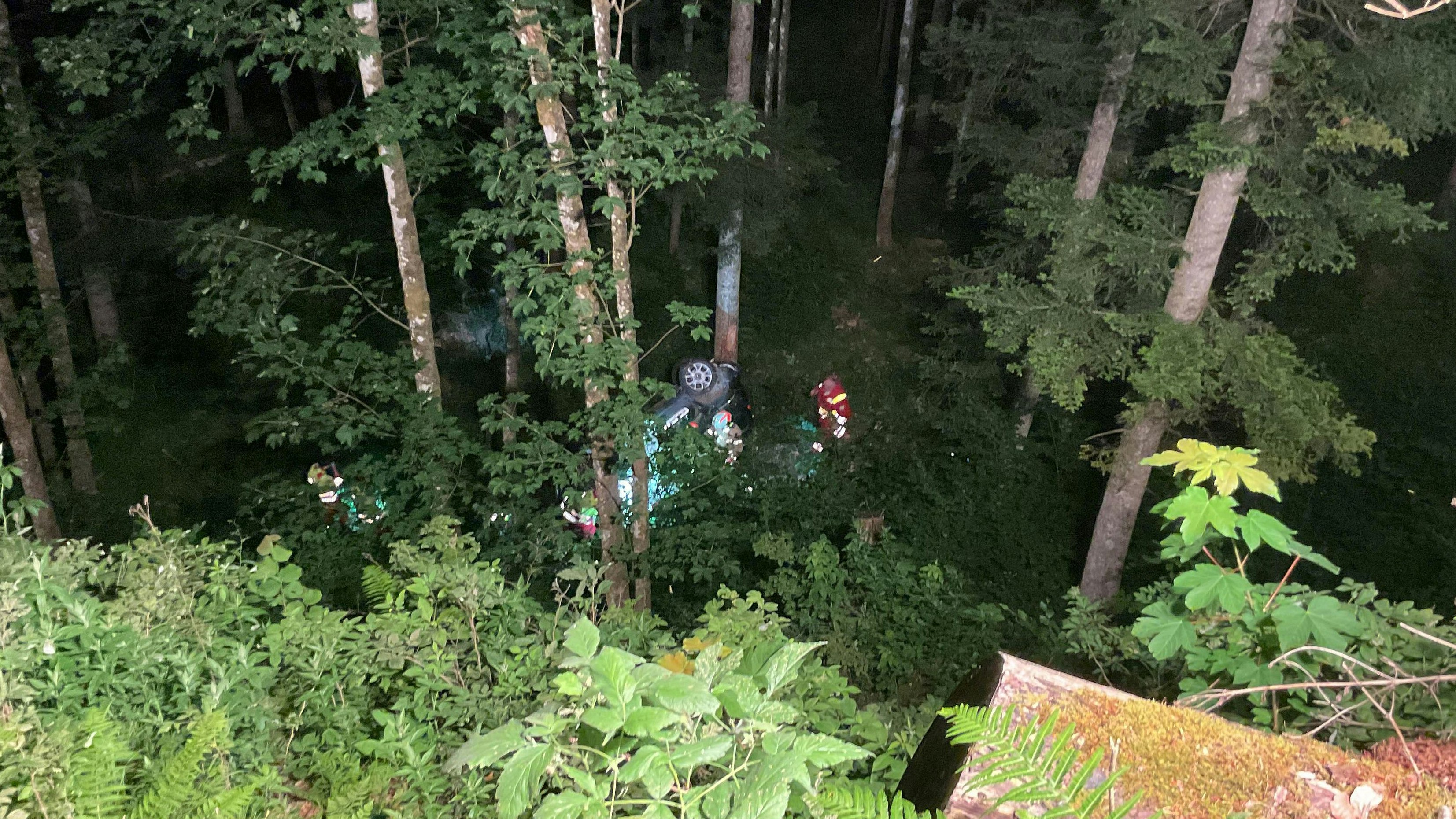 Bilder: Pkw rund 50 Meter über einen Hang abgestürzt