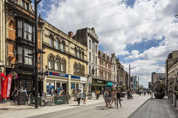 High street giant closing 11 stores in days after plunging into ...