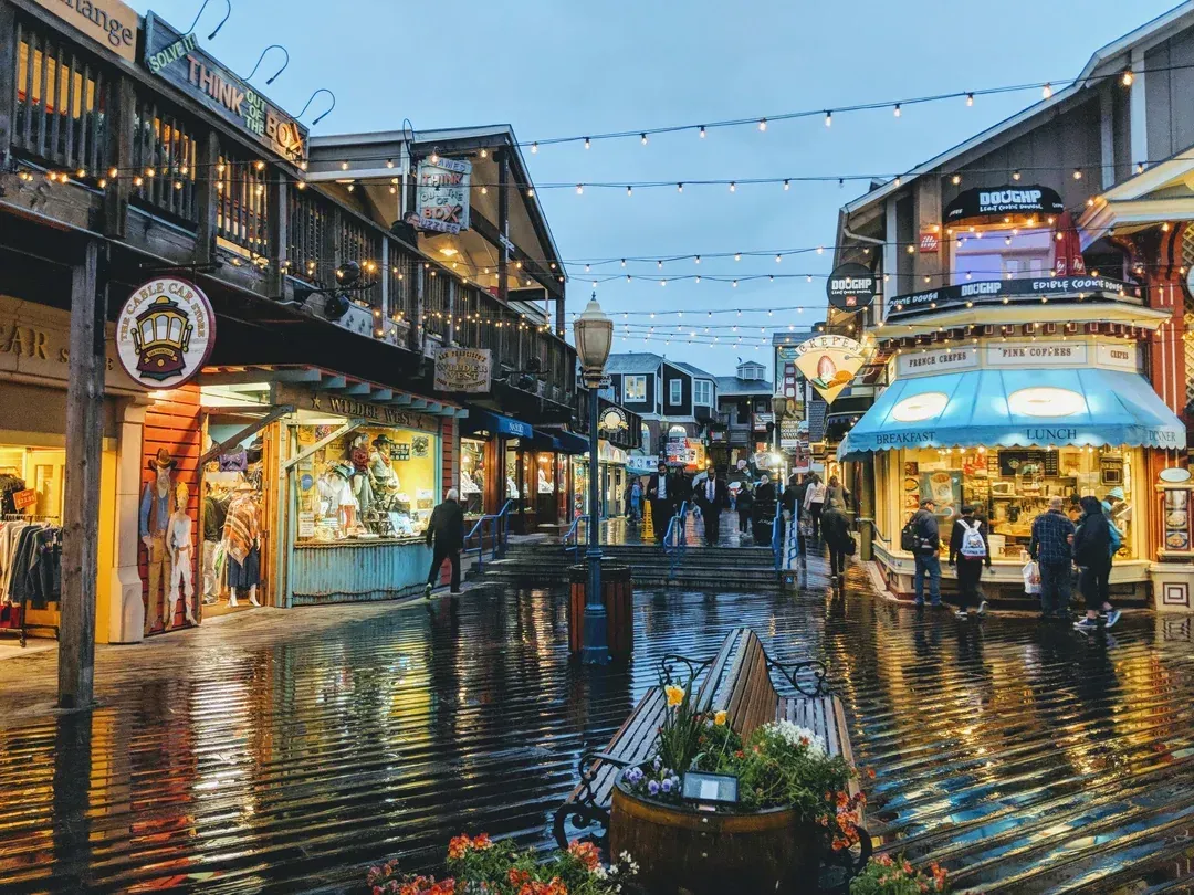 25 people share the worst tourist traps in their countries
