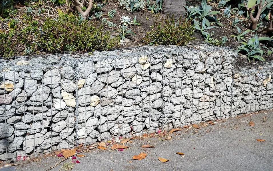 Retaining wall tips for beauty and strength