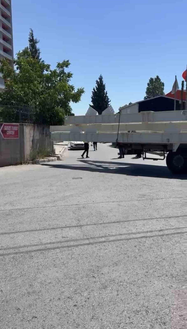 Tırın dorsesi ile bahçe duvarı arasında kalan 16 yaşındaki yaya ...