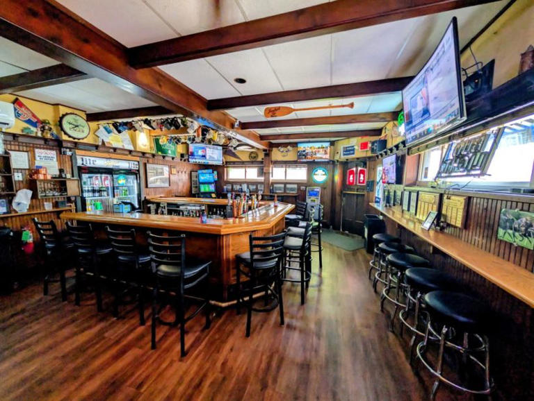 Oaklyn Manor Bar & Grill celebrates ten years of food, fun, and community