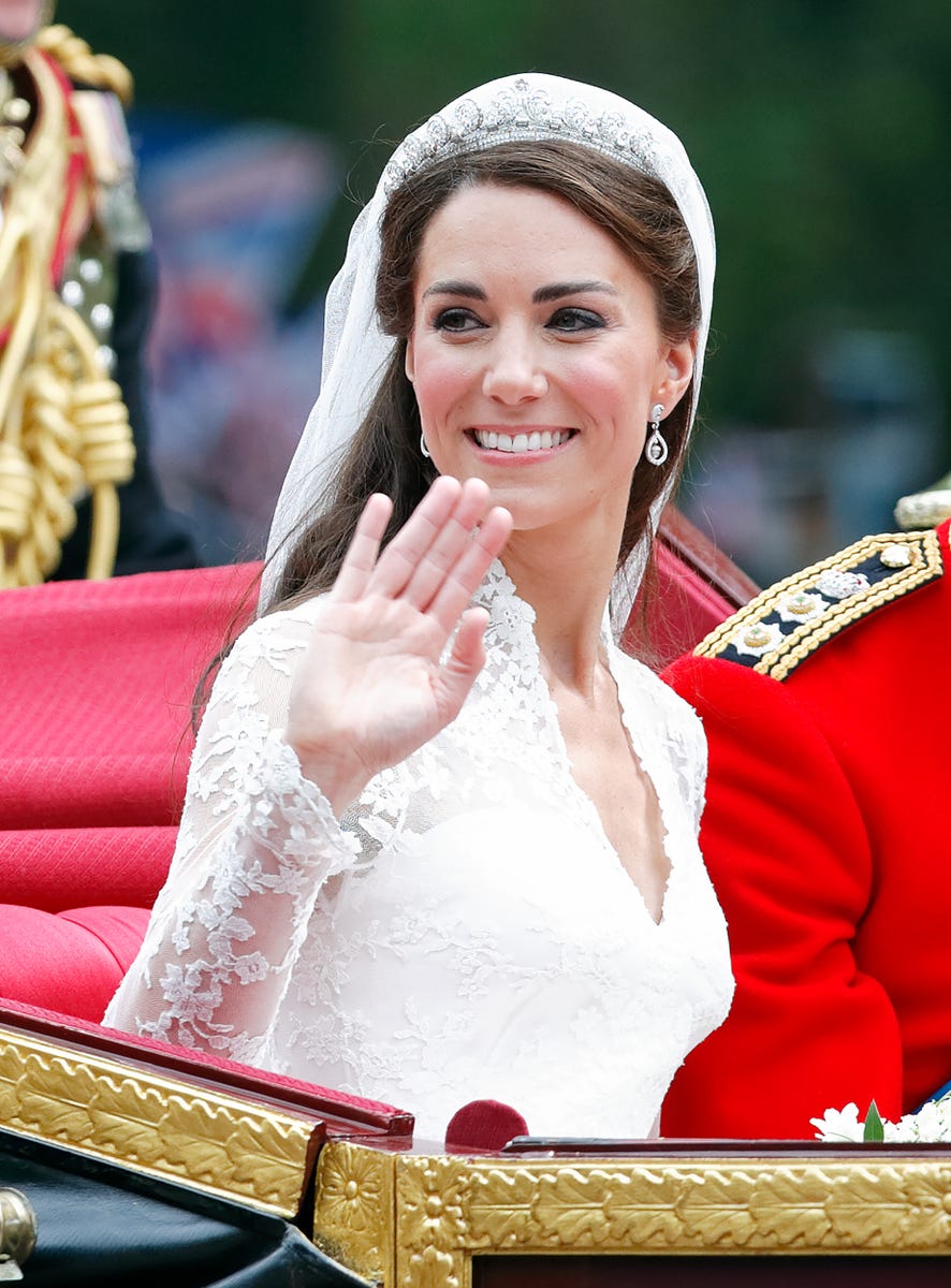 Kate Middleton rewears her wedding earrings for her 10th Garter Day ...