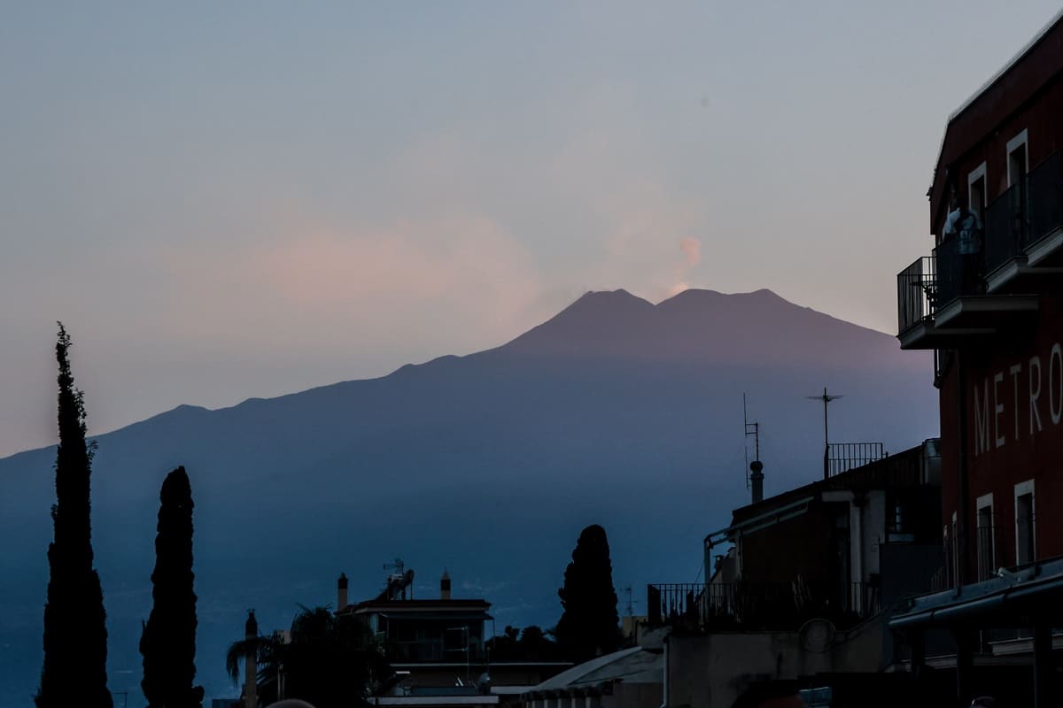 Etna in attività, scatta l’allerta arancione per l’aviazione