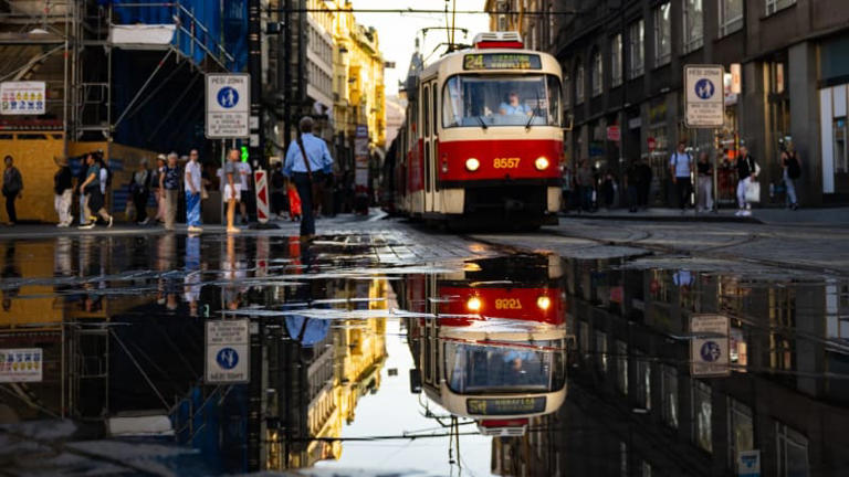 Vážná nehoda v centru Prahy: Tramvaj strhla osobu do kolejiště. Provoz ...