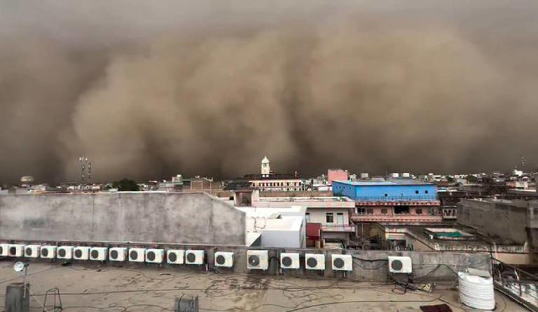 Massive dust storm hits Rajasthan's Churu, traffic disrupted as ...