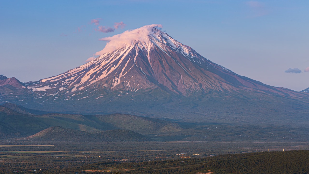 Russia’s Shiveluch volcano pushed a 10-kilometer ash cloud over ...