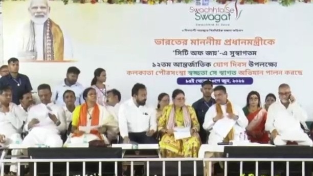 Mamata aide Firhad Hakim joins Suvendu Adhikari at Kolkata civic body event