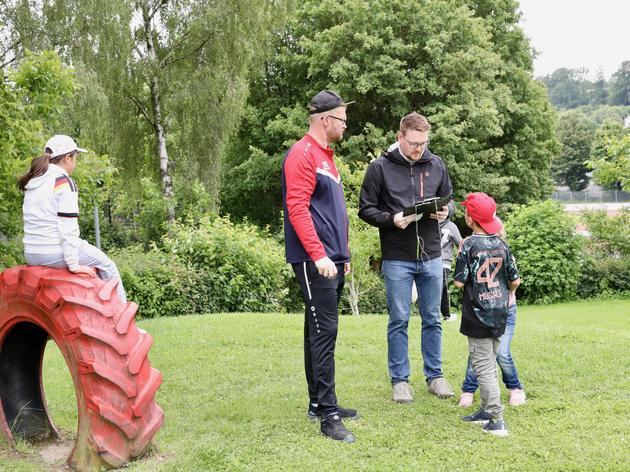 47 Teilnehmer kicken beim Fußballgolf durch Treckerreifen und Kofferraum