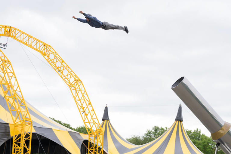 Artist Casselly fliegt als Kanonenkugel am Kasseler Himmel