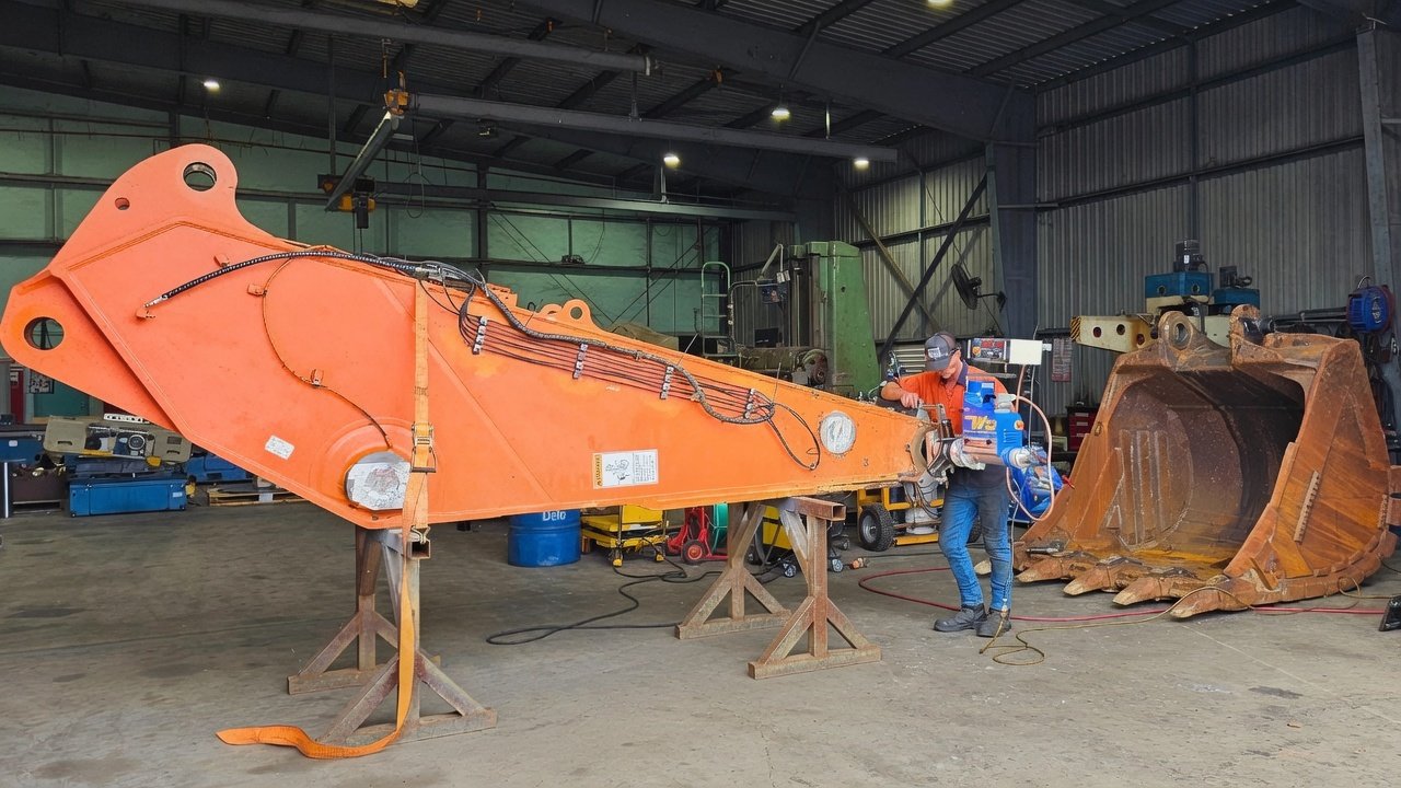 Restoring a big excavator arm and bucket