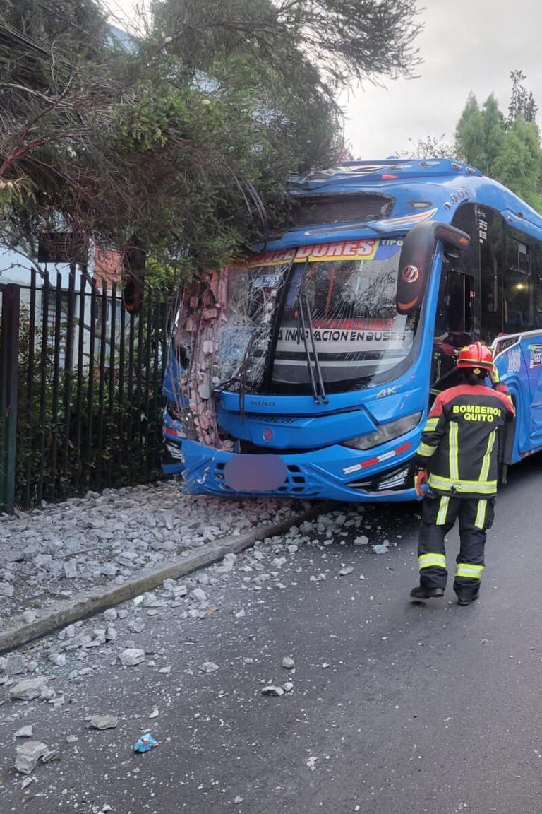 Una persona resultó herida tras choque de bus contra un poste en el ...