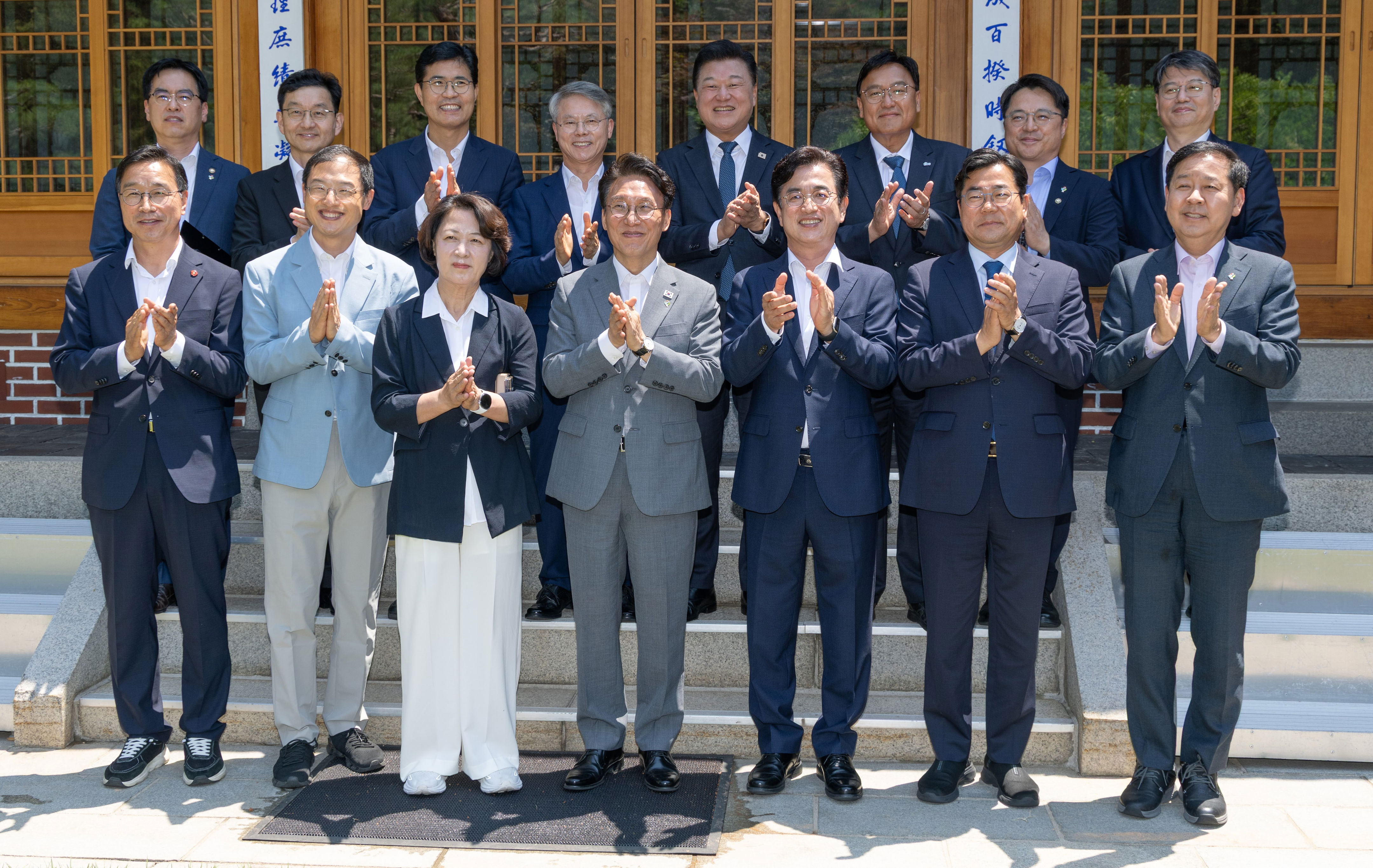 Prime Minister Kim's luncheon draws half attendance