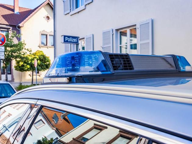 Mann fährt ohne Führerschein – seine Frau mit Fahrerlaubnis sitzt daneben