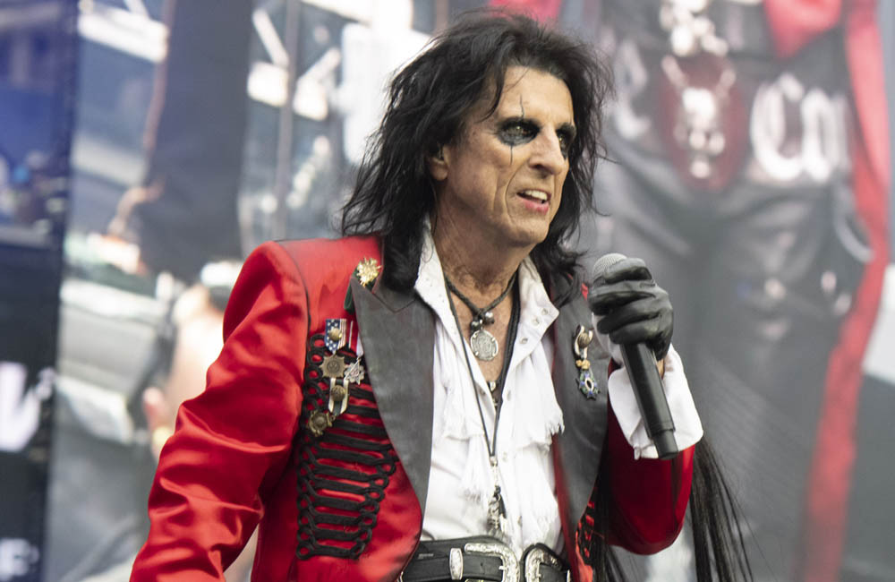 Alice Cooper gifts signed album to man who returned his lost credit card