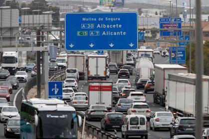 España cambia las normas: los conductores no podrán adelantar a ...
