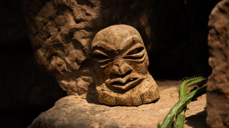Archaeologists in Bahrain uncovered a 3,300-year-old funerary mask from ...