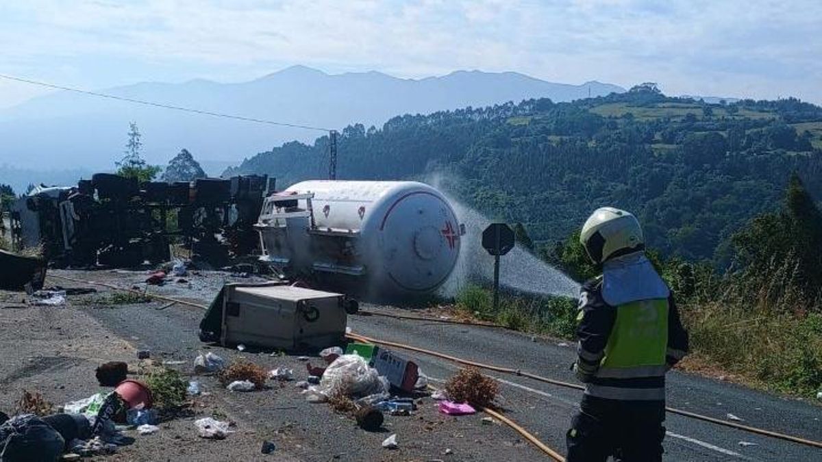 El vuelco de un camión cisterna de gas propano en la A-8 obliga a ...