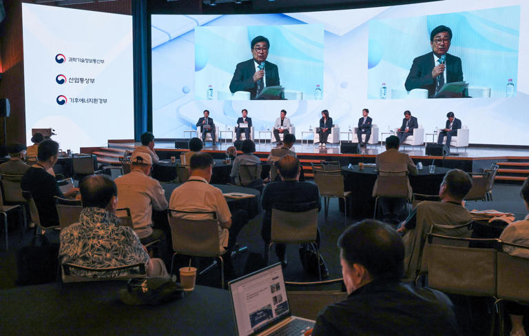 Experts urge decentralizing AI data centers to boost power efficiency