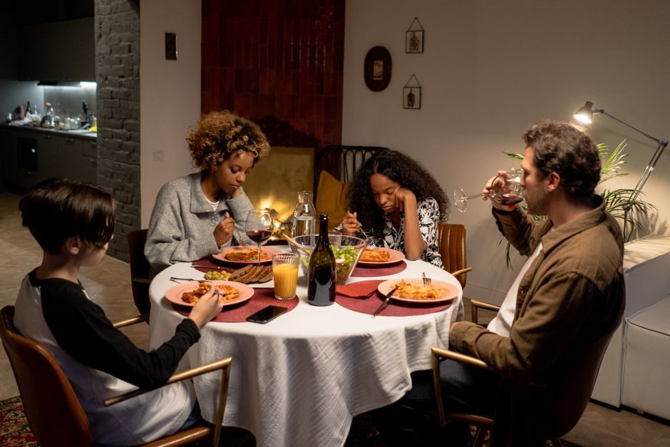 Families who still sit down to dinner together every night tend to ...