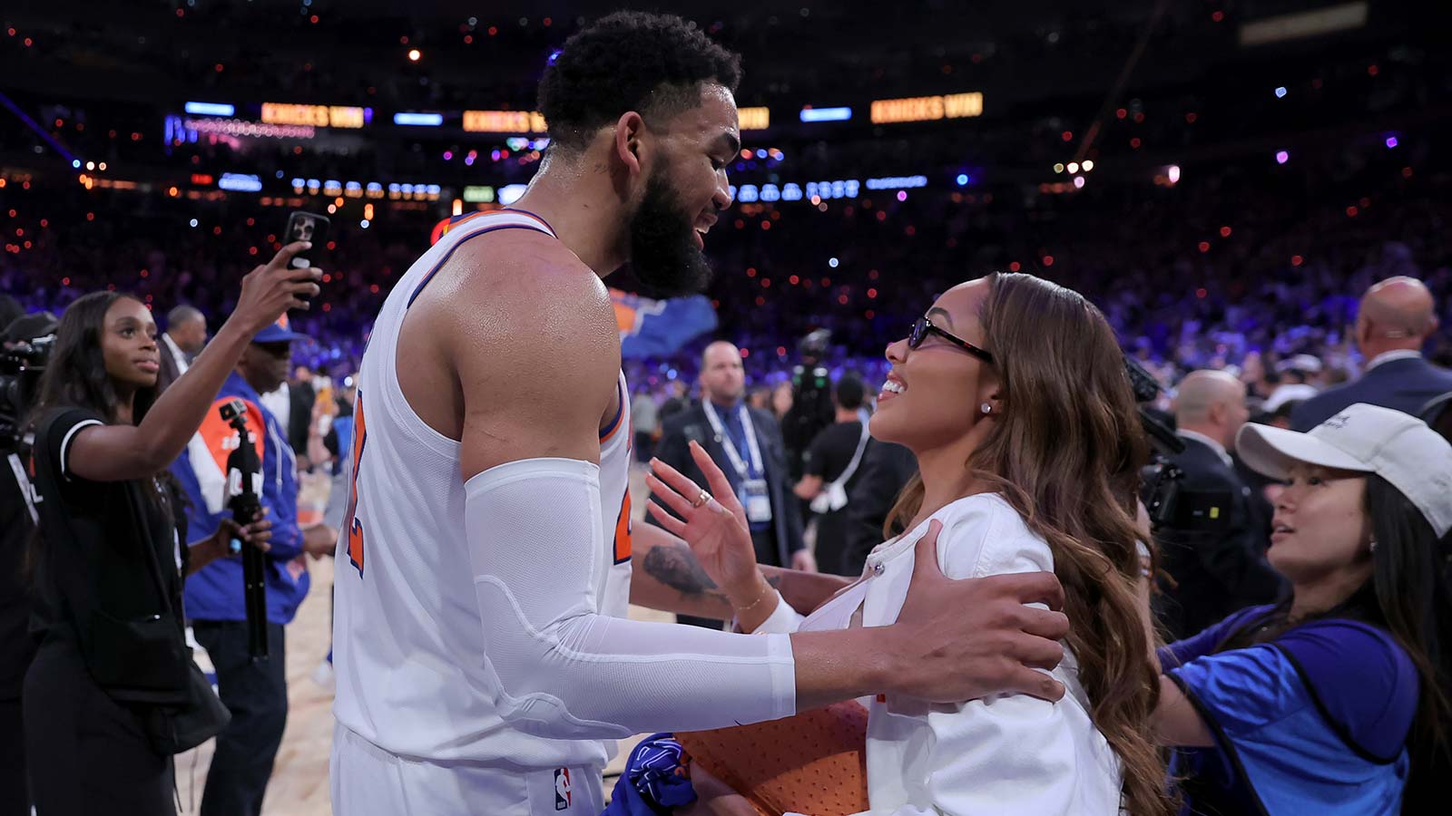 Jordyn Woods crying actual tears from touching Karl-Anthony Towns ...