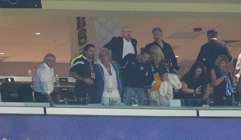 Rod Stewart forced to cancel concert in California but pops up in ...