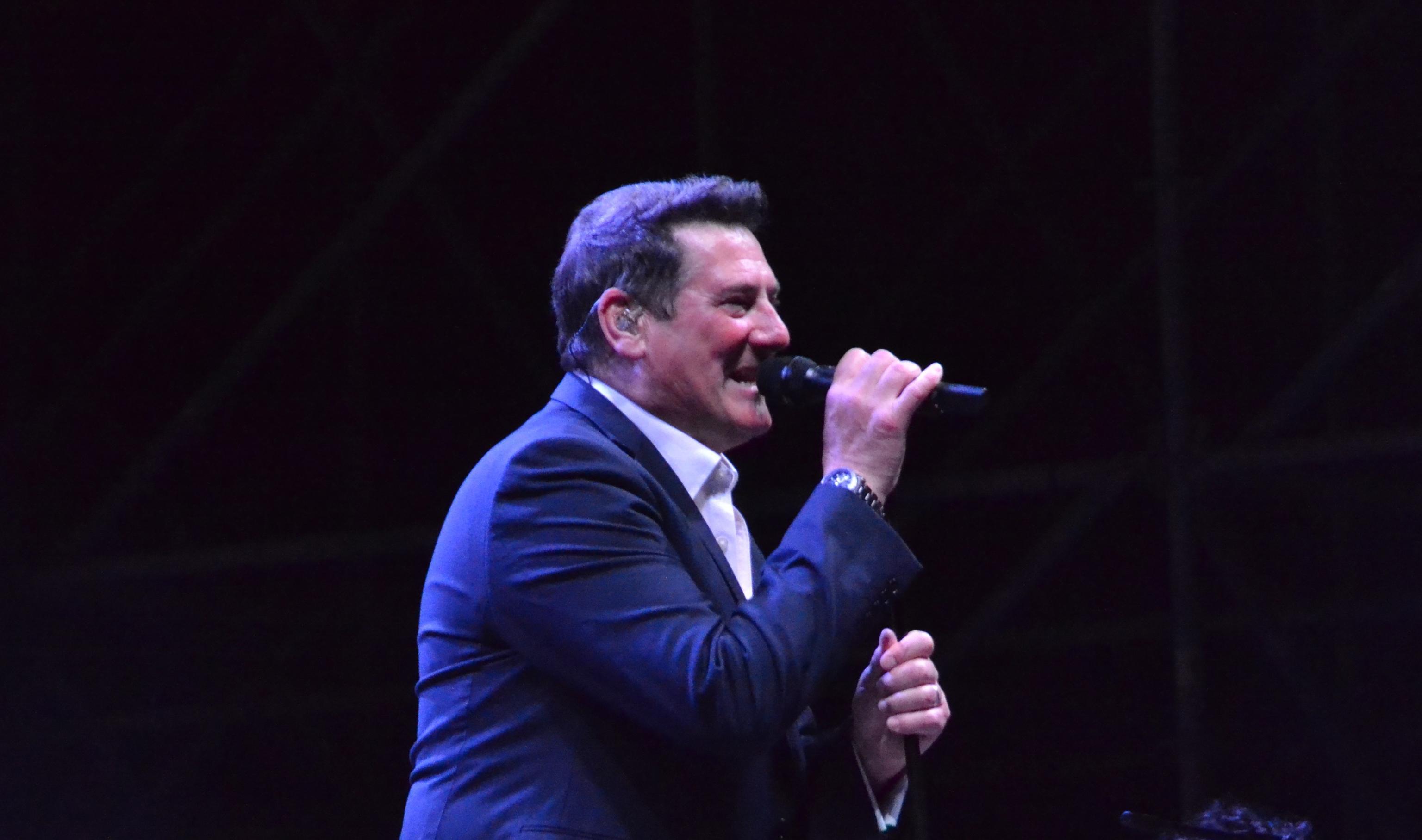Il cantante Tony Hadley si prepara al tour estivo in Italia con tre ...