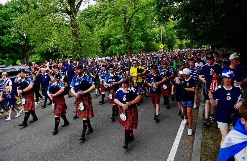 Hinchas de Escocia cambian de deporte por un día en Boston