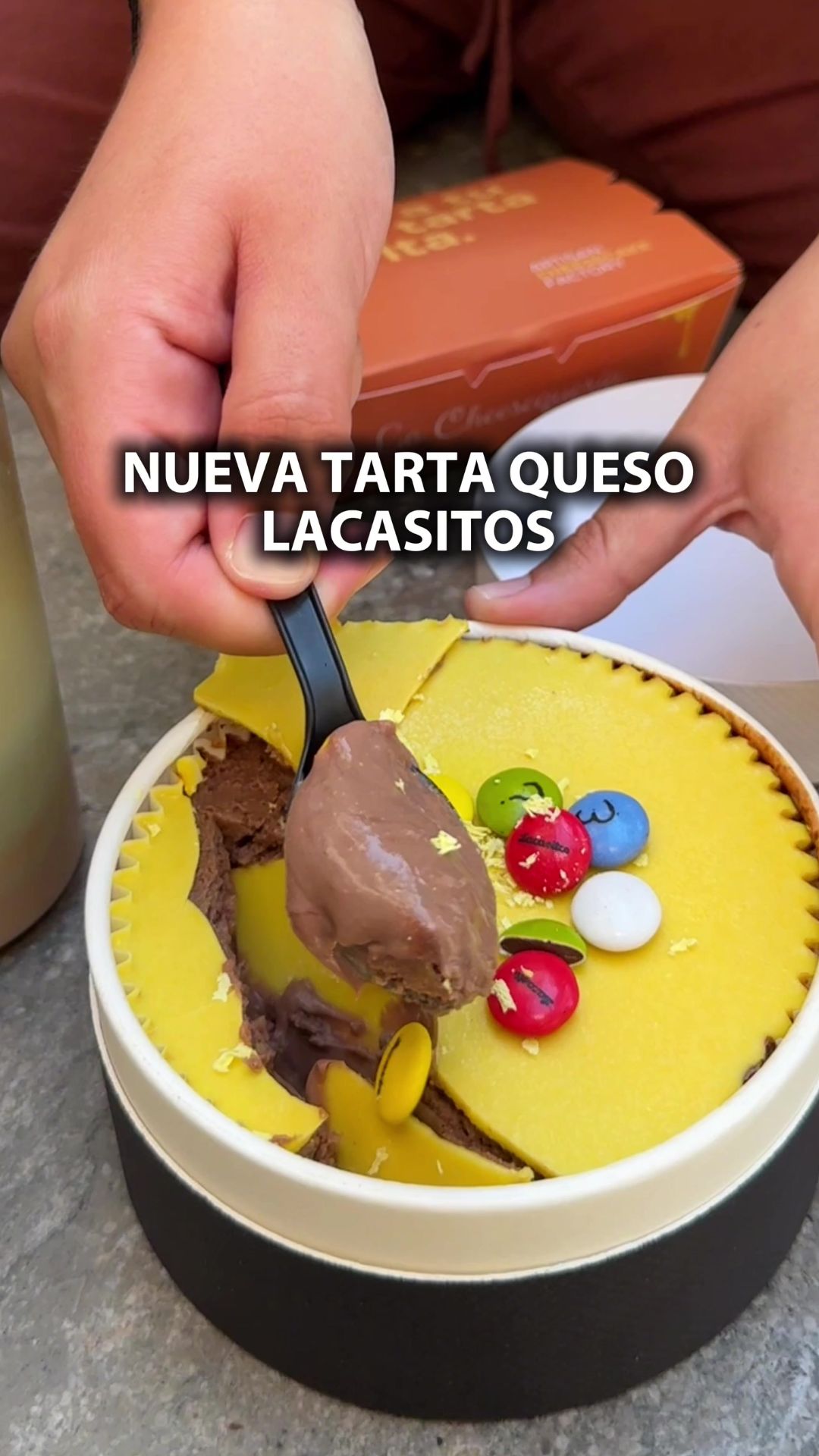 Probando las nuevas tartas de queso Lacasitos de La Cheesquería