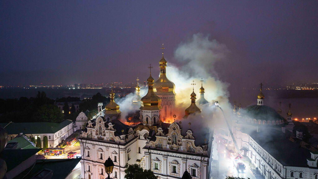 Onze mortos e catedral da Dormição em Kiev em chamas depois de ...